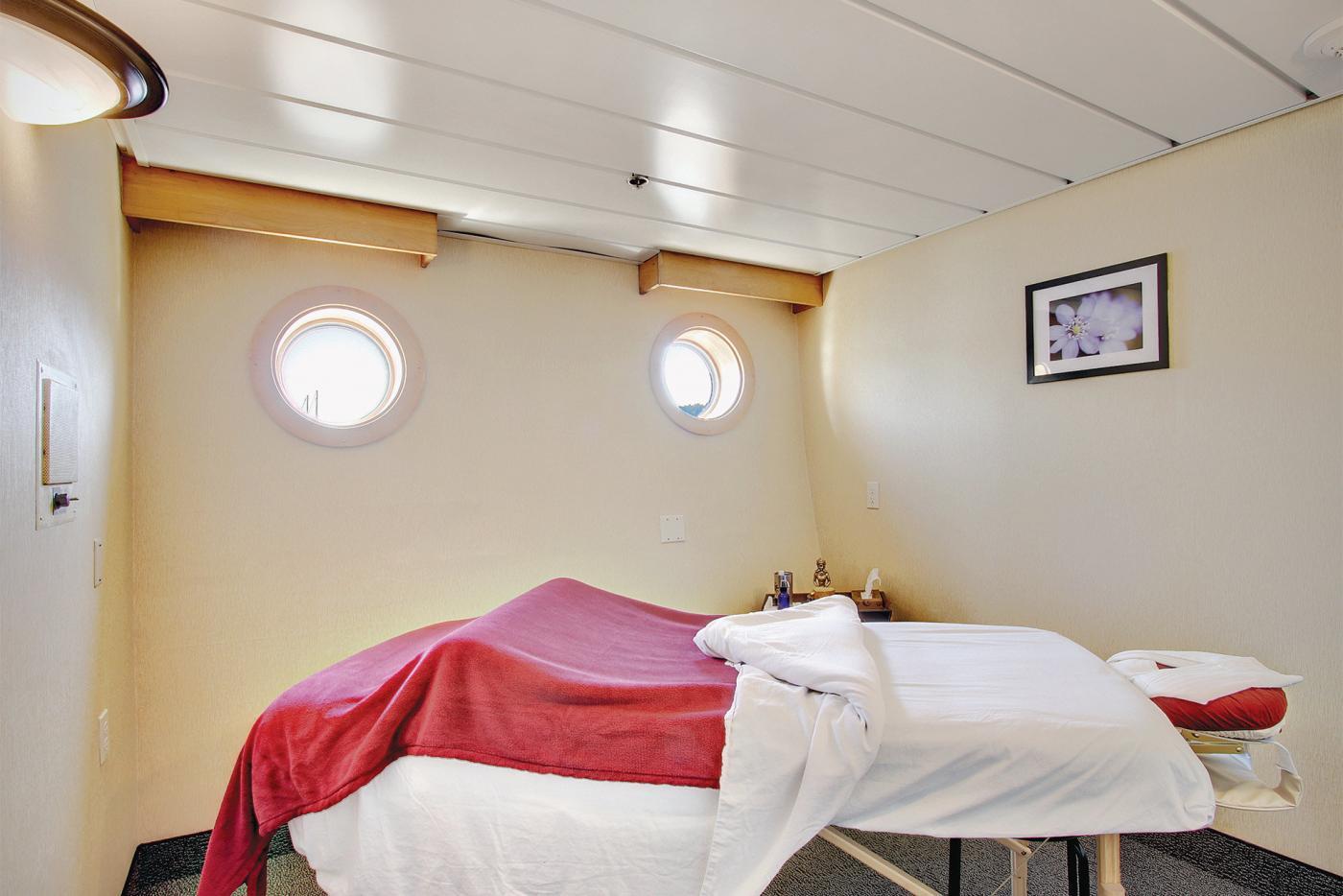 Safari Endeavour – UnCruise Adventures. Hotel review by OutThere magazine